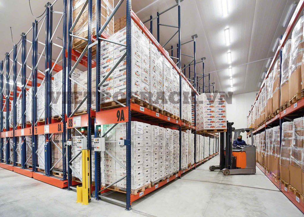 Lắp đặt kệ chứa hàng trong kho tại HCM - Việt POS Rack